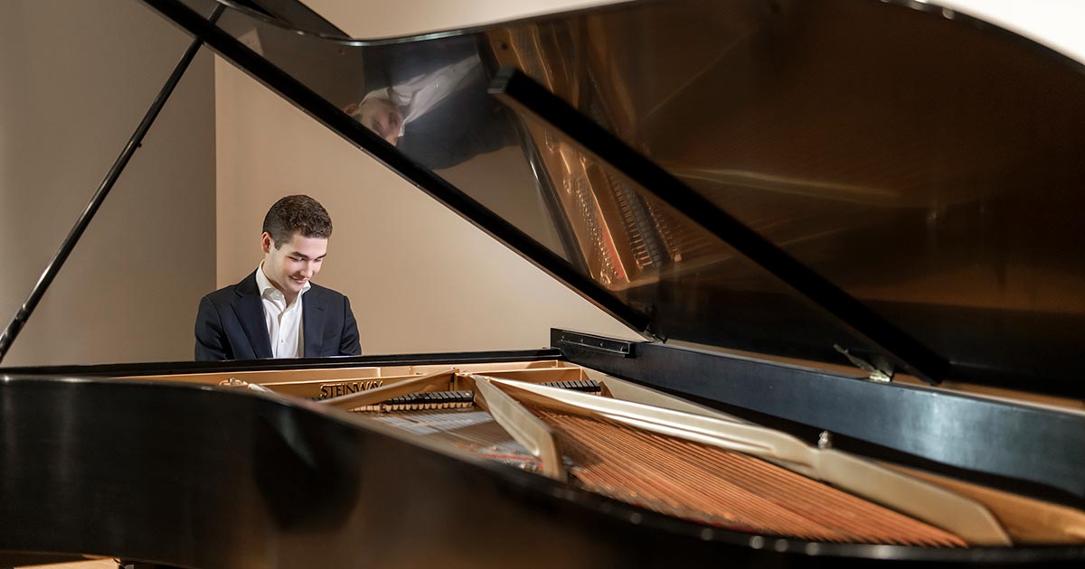 Brandon performs with Katharine McPhee on Good Morning America ...